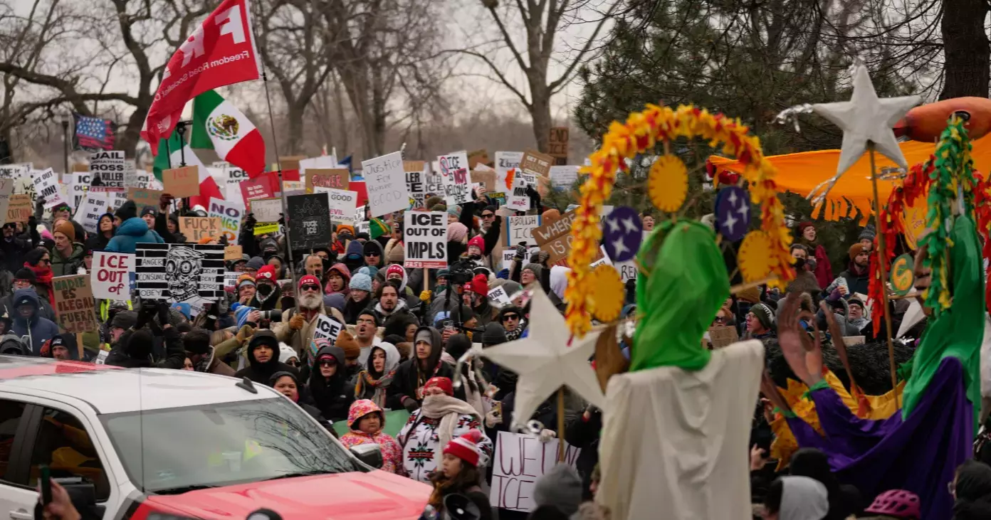 Thousands protest in Minneapolis over fatal ICE shooting, leaders urge ...