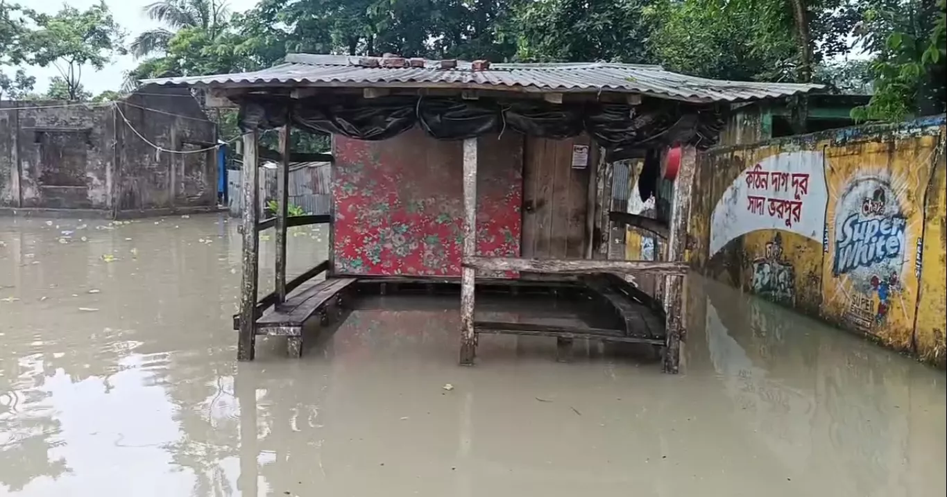 Depression-spawned rains and tidal waves swamp 20 villages in Patuakhali