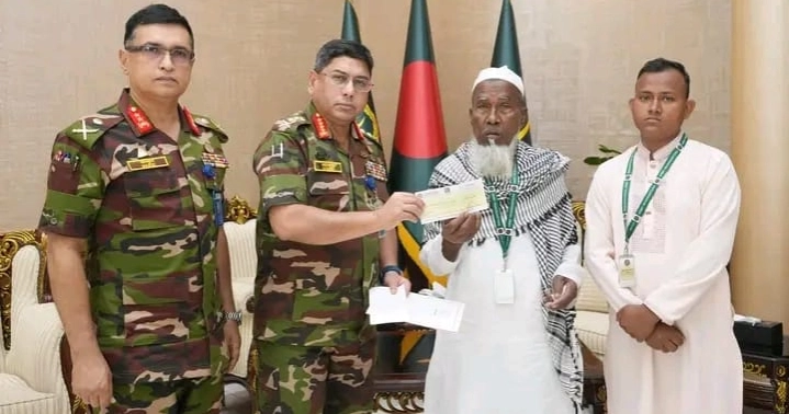 Army chief presents financial assistance to martyred Abu Sayed’s family