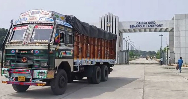 Trade through Benapole port resumes after Eid holiday