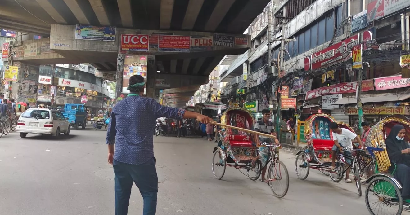 Students controlling traffic in parts of Dhaka