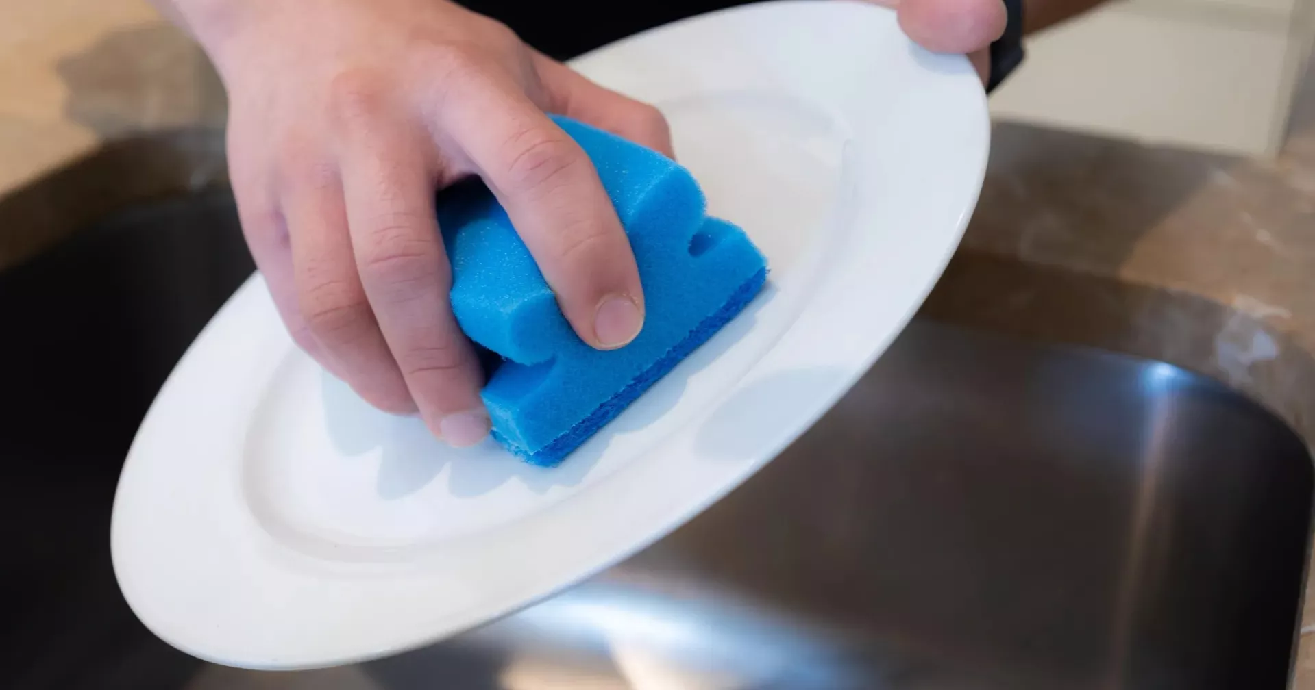 Kitchen sponges release microplastics, but water use has bigger impact ...