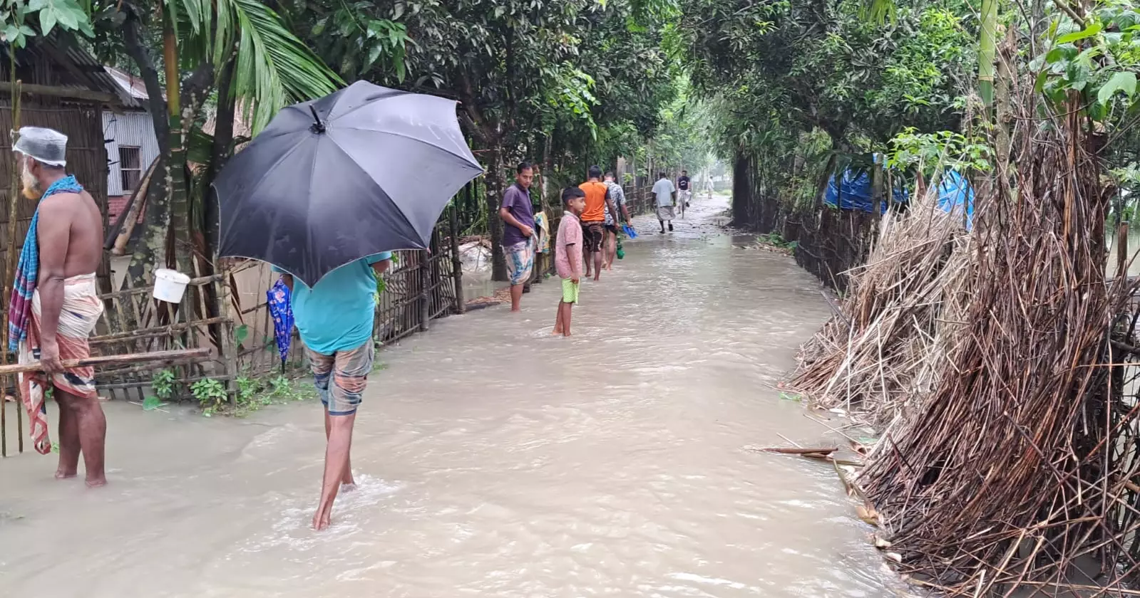 Flood washes away spur dam in Teesta River; over 500 houses submerged