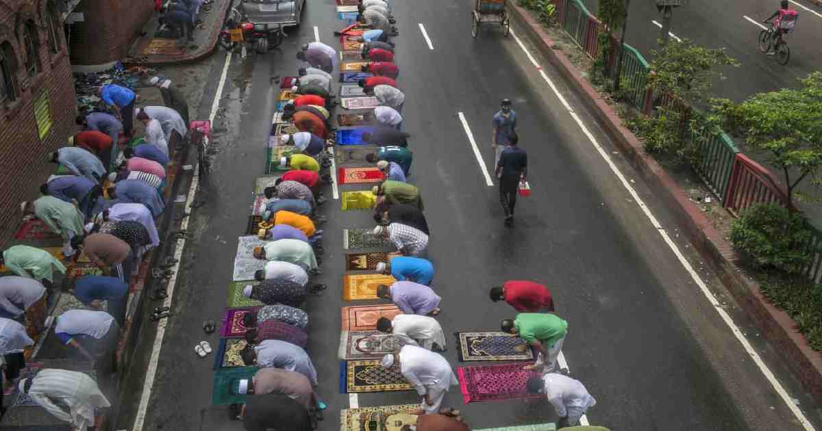 Two mosques present two pictures of adherence to guidelines